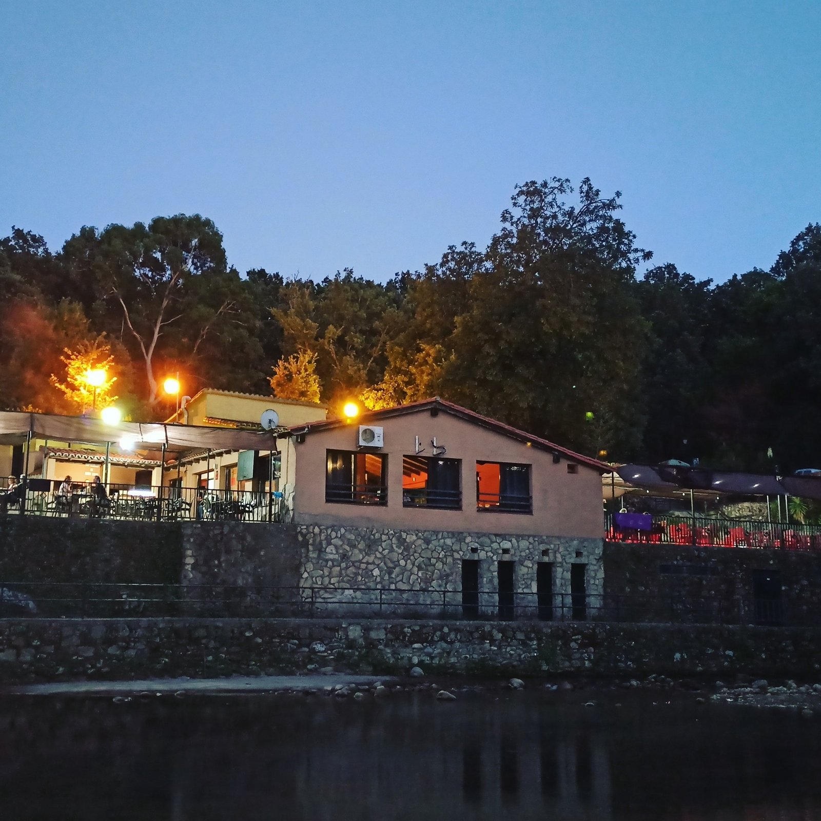 Restaurant El Lago - Mariscos Frescos y Platos Auténticos